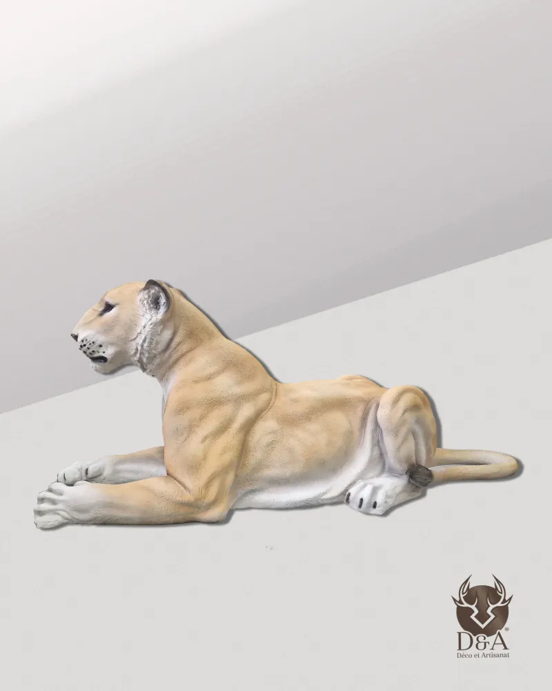 Lying lioness - Realistic resin animals | Déco et Artisanat
